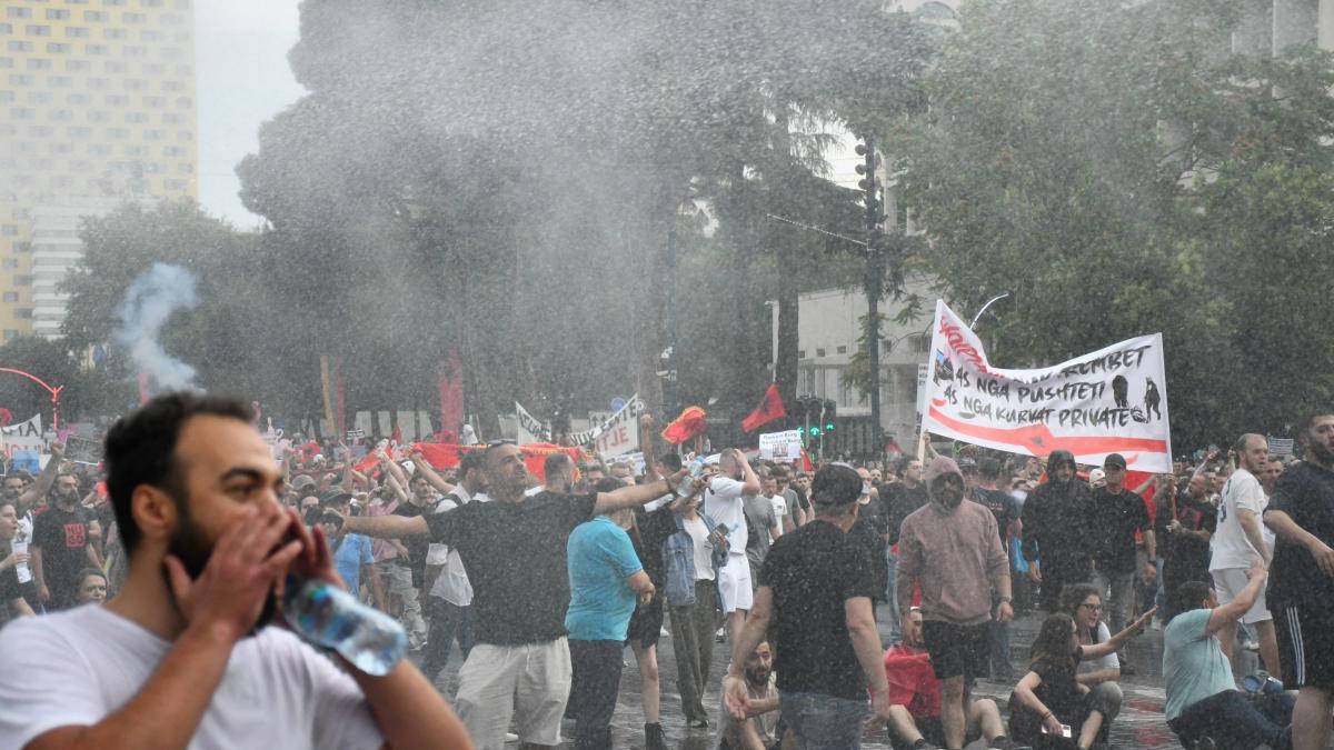 10:05 Proteste violente în Albania, după ce ginerele lui Trump, Jared ...